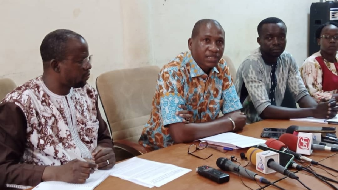 Moussa Diallo et compagnie dans une posture de défiance du... Moussa Diallo et compagnie dans une posture de défiance du...